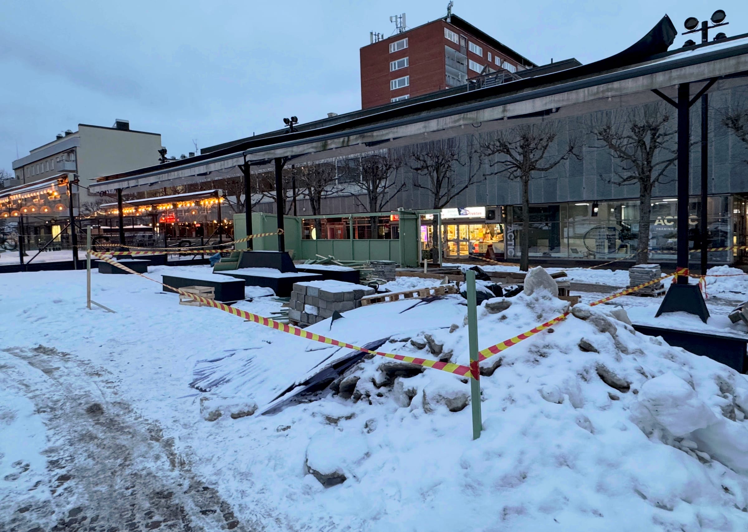 Kommunen river uteservering på Stora Torget – Telgenytt